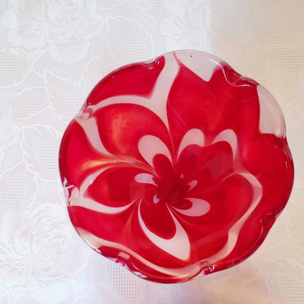 Swirl Red White Art Glass Vase – SOLD – Aunt Gladys' Attic